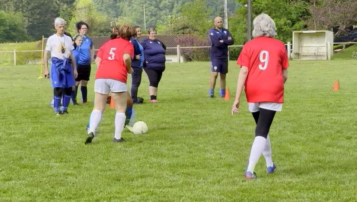 VIDÉO - « On dégouline quand même ! » : jouer au foot en marchant, un ...